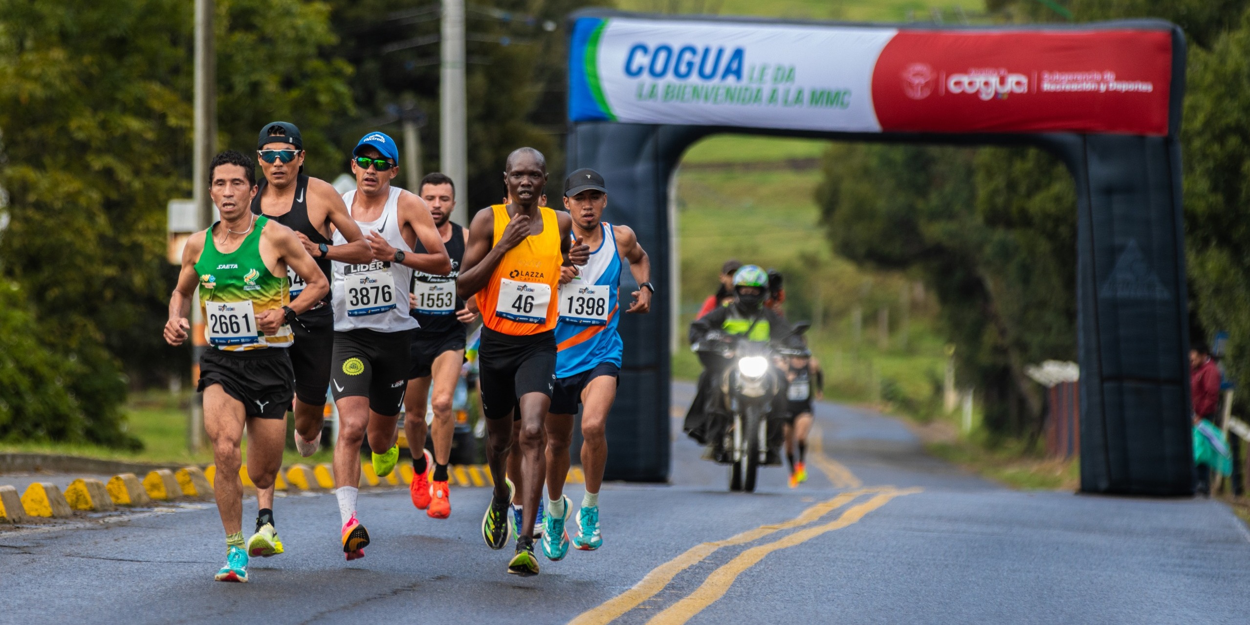 Los atletas Naomi Maiyo y Joseph Kiprono, de Kenia, ganadores de la primera Media Maratón de ...